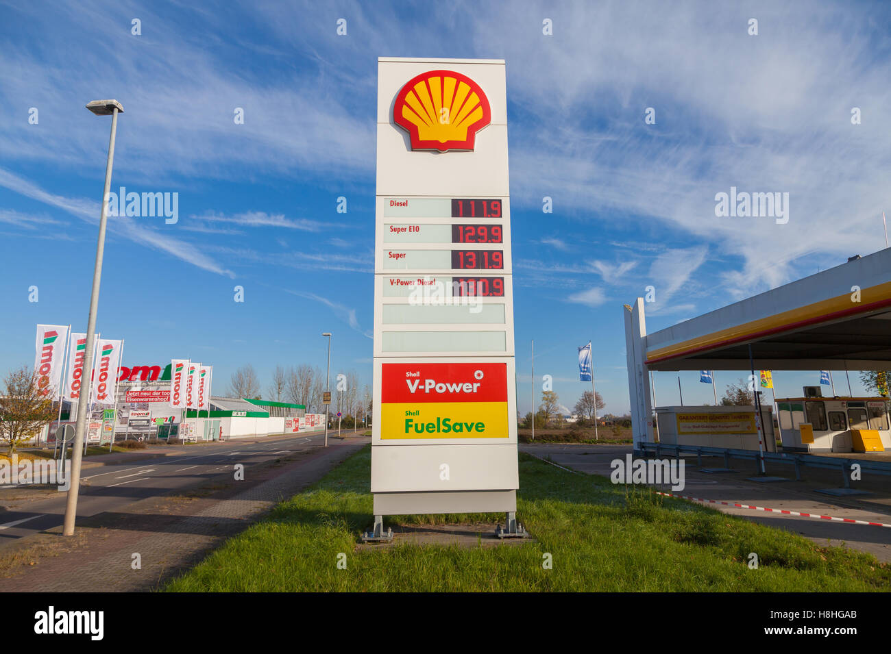 Shell service station hi-res stock photography and images - Alamy