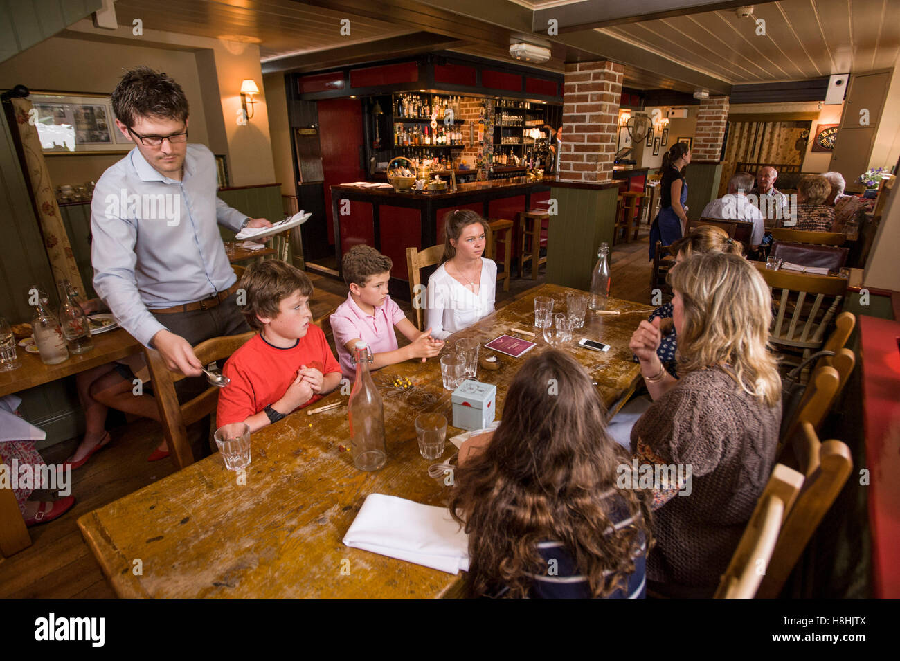 Family pub hi-res stock photography and images - Alamy