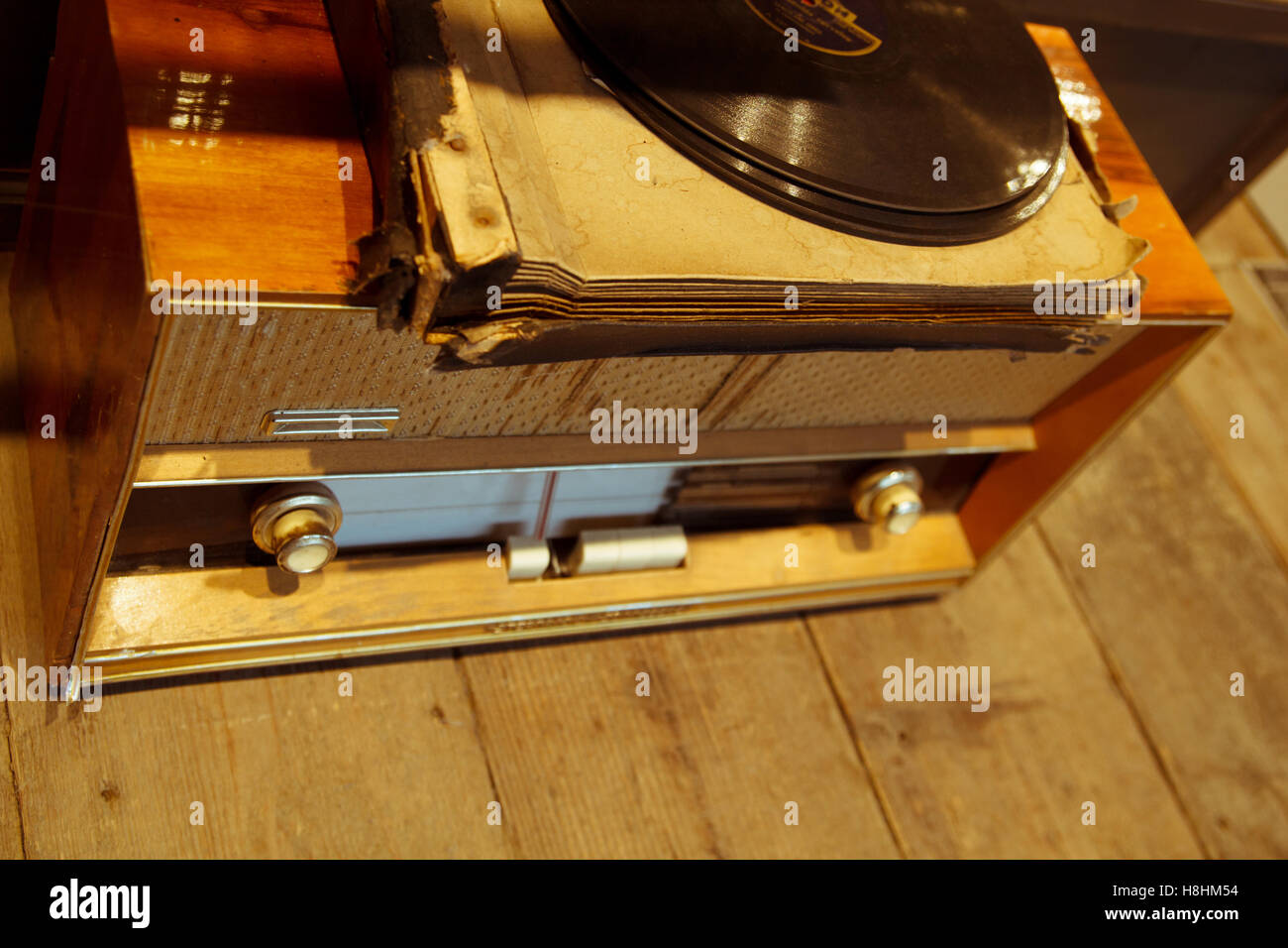 Vintage radio with vinyl record Stock Photo - Alamy