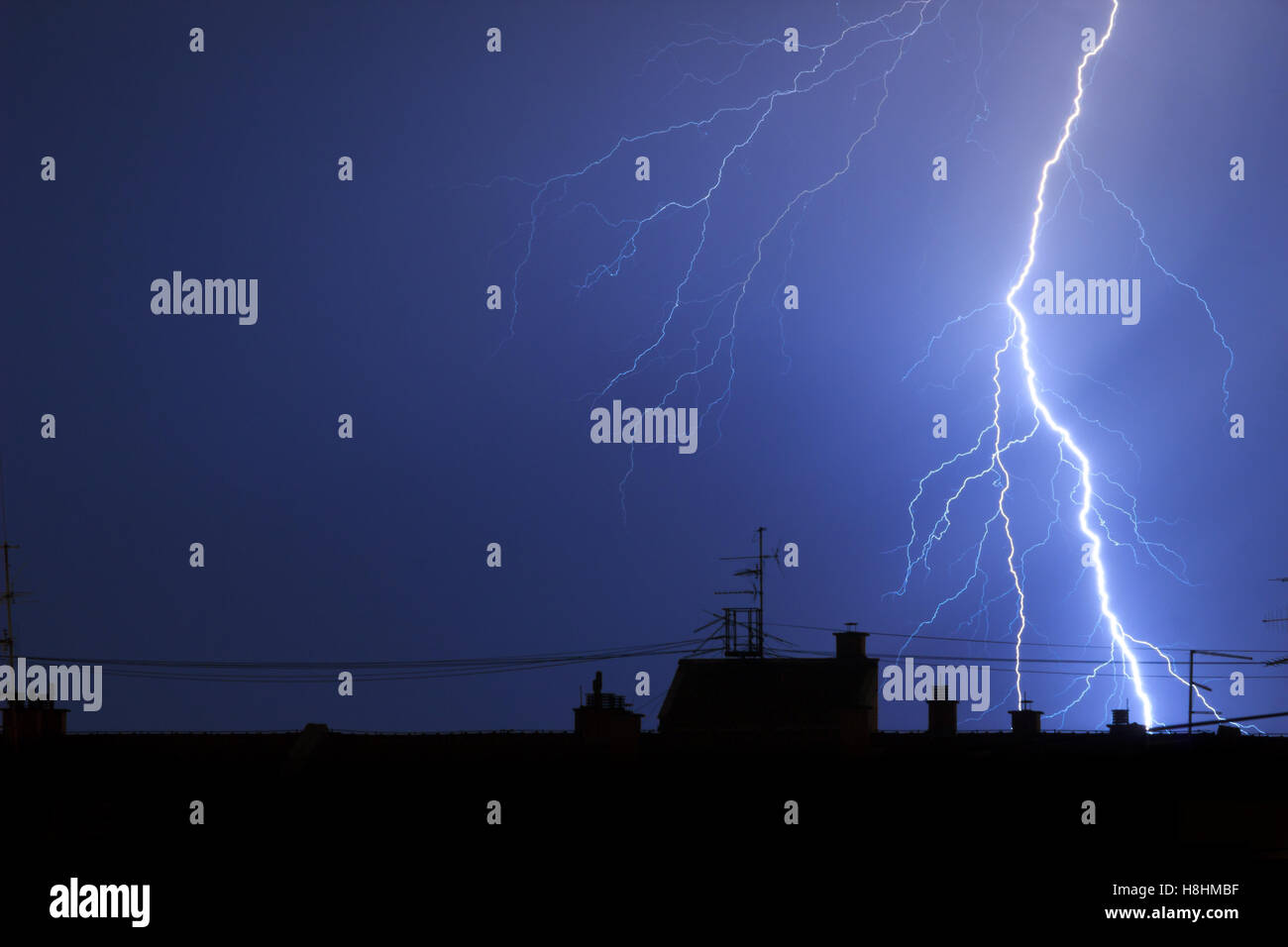 Lightning strike building hi-res stock photography and images - Alamy