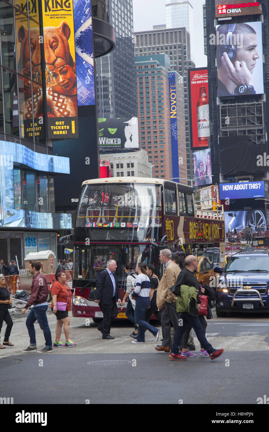 Nyc times square buses hi-res stock photography and images - Alamy