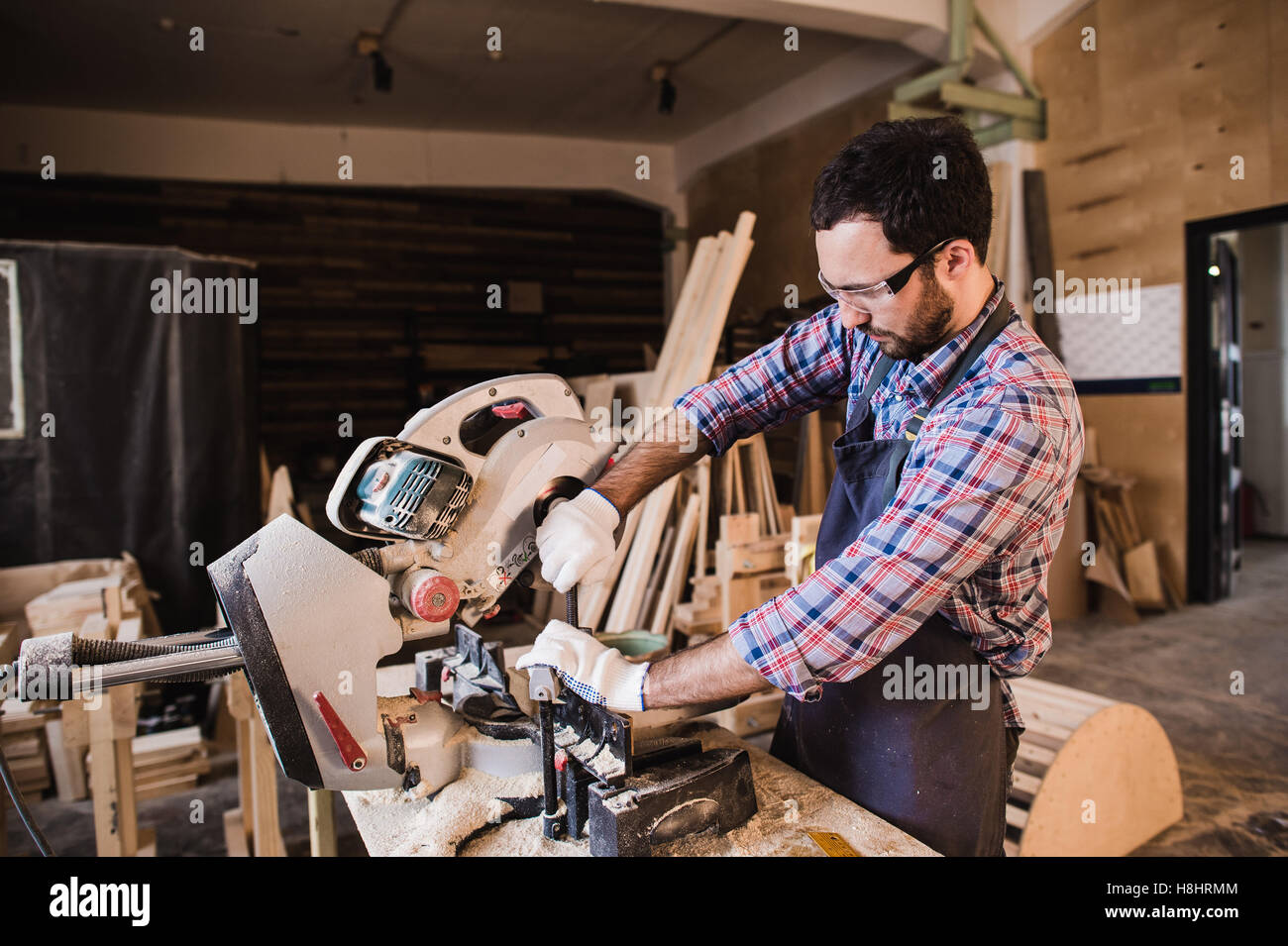 Carpenter Using Circular Saw for wood at his workshop Stock Photo - Alamy
