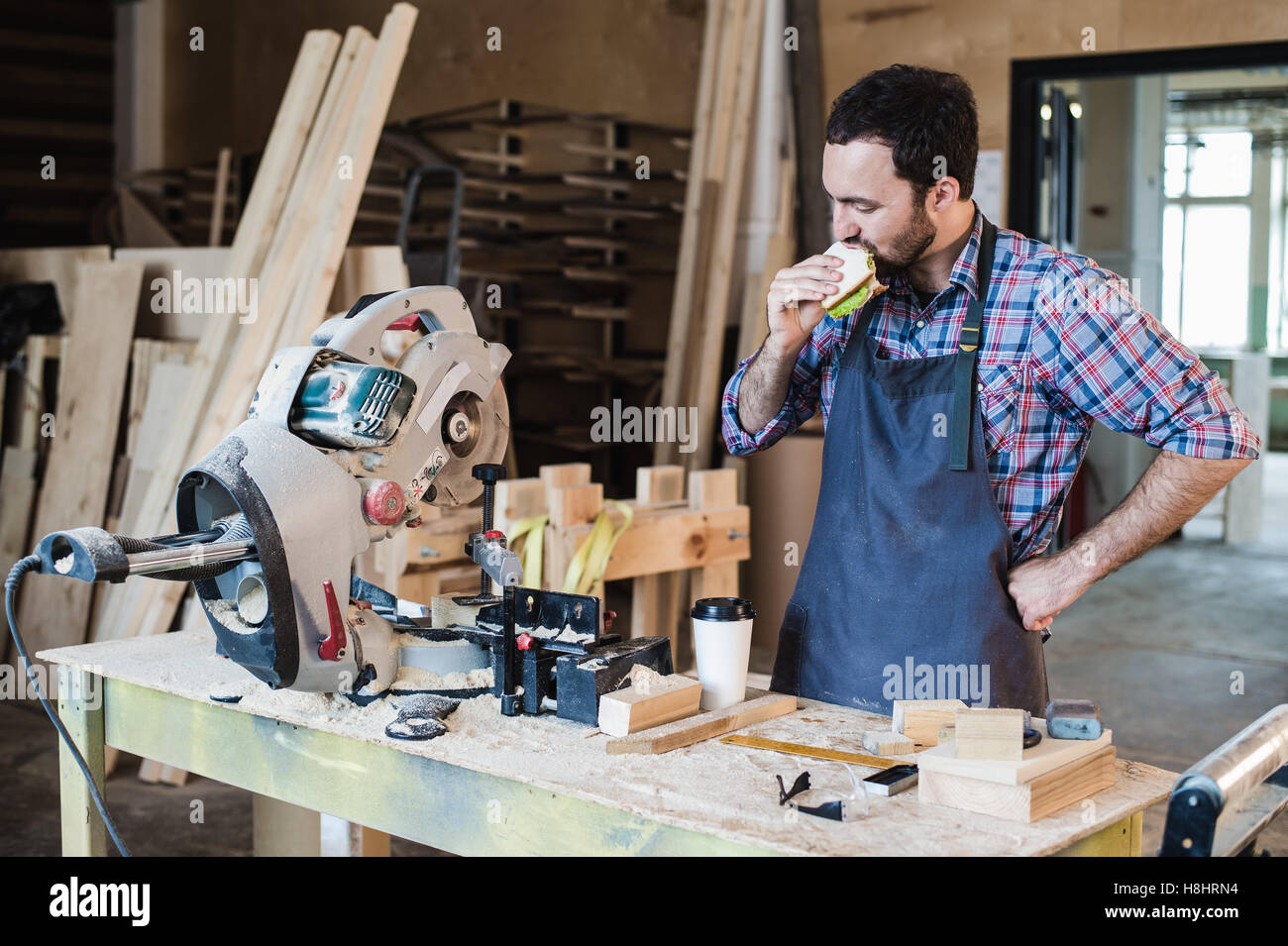 Construction worker eating hi-res stock photography and images - Alamy