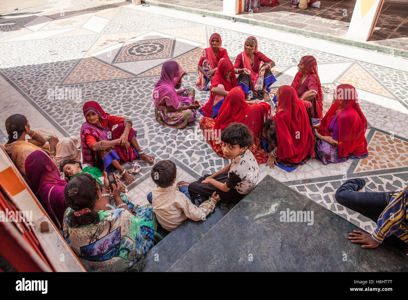 Colorful indian rajasthani woman hi-res stock photography and images ...