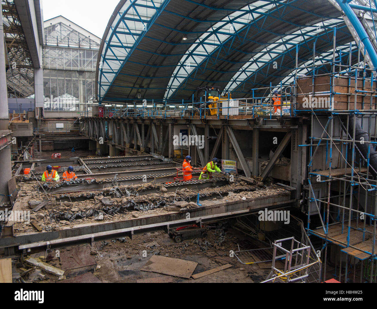 Waterloo international platforms hi-res stock photography and images ...