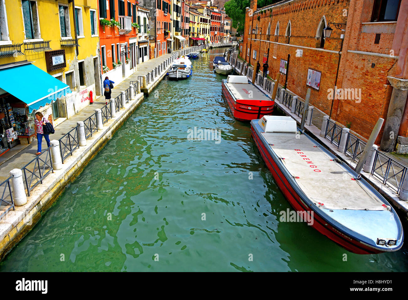 Working canal boats hi-res stock photography and images - Alamy