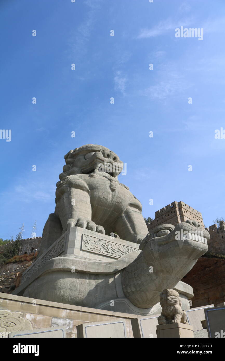 Lion on defense hi-res stock photography and images - Alamy