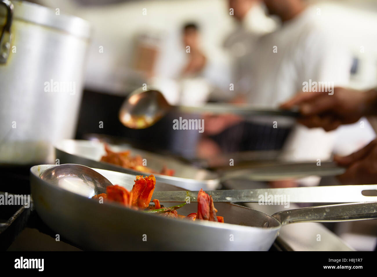 INDIAN RESTAURANT KITCHEN FOOD PREPERATION Stock Photo - Alamy
