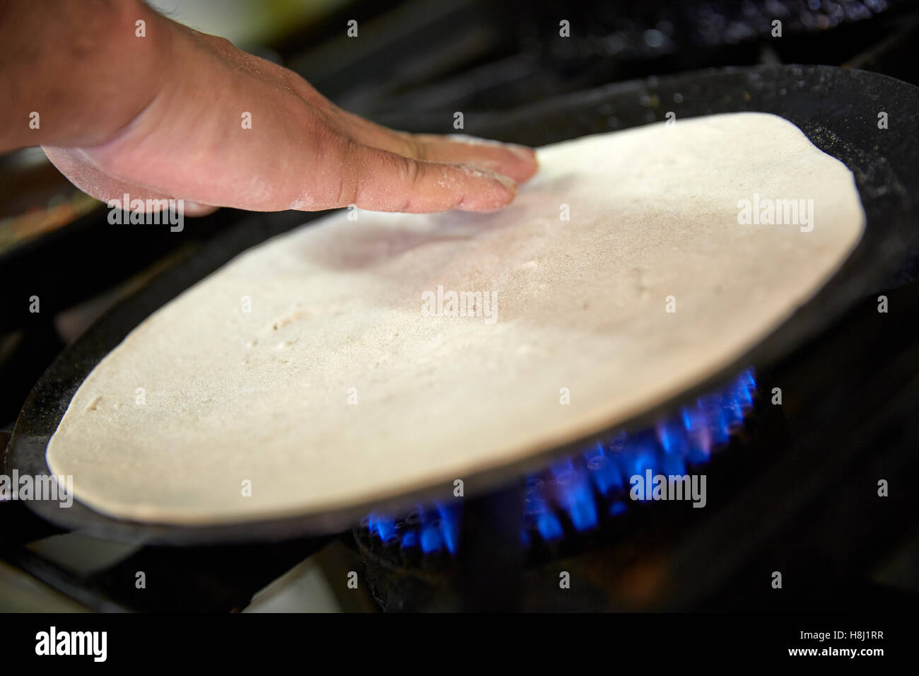 INDIAN RESTAURANT FOOD PREPARATION POPADOM Stock Photo - Alamy