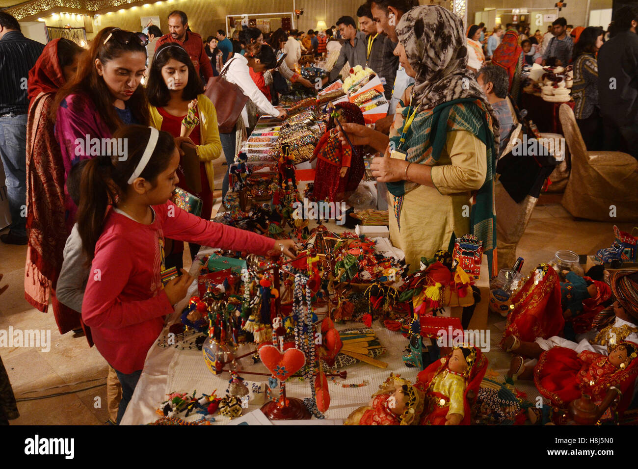 Lahore, Pakistan. 12th Nov, 2016. Pakistani visitors taking interest on ...