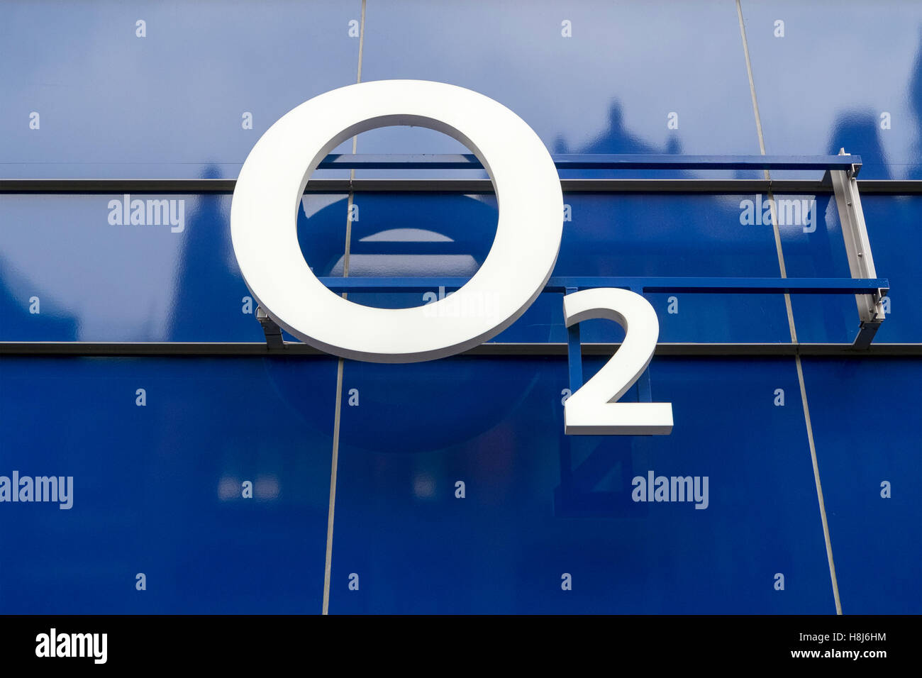 'O2' store on Market St in Manchester city centre Stock Photo - Alamy