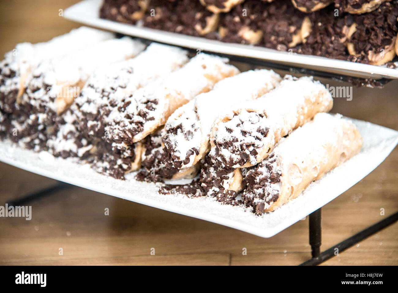 Cannolli hi-res stock photography and images - Alamy