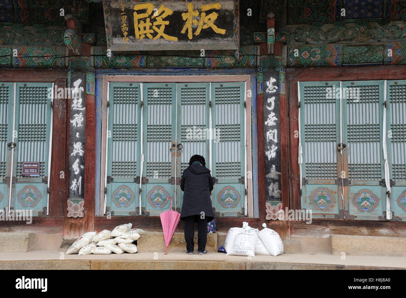 Korea temple pray hi-res stock photography and images - Alamy