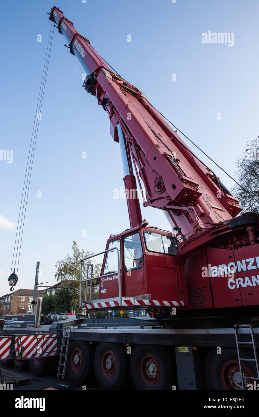Croydon, UK. 11th November, 2016. Heavy lifting equipment used to ...