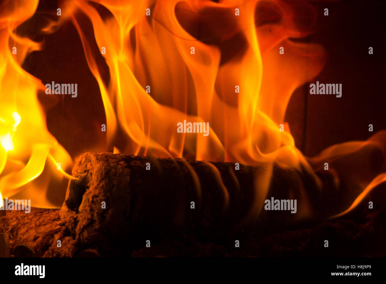 Burning wooden log flame on fire in fireplace Stock Photo - Alamy