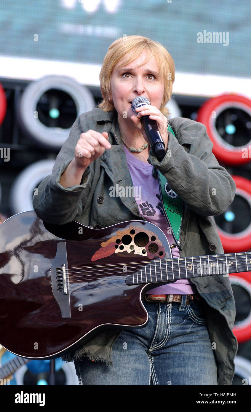 Melissa Etheridge performing at the Live Earth concert at Giants ...