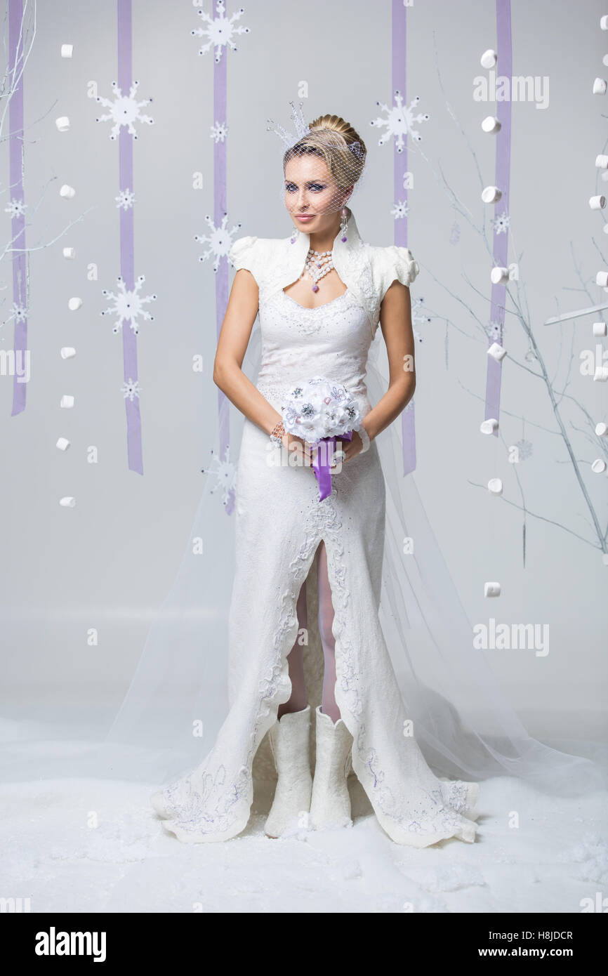 Beautiful winter bride holding bouquet Stock Photo - Alamy