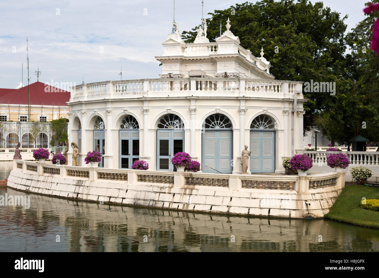 The Devaraj-Kunlai Gate is a semi-circle building used by the king to ...