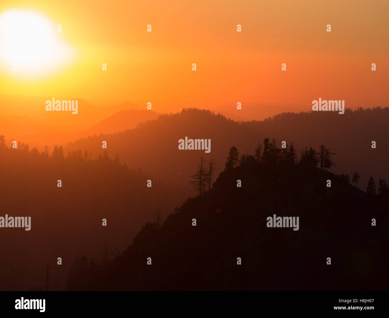 Sunset over the mountains in Sequoia & Kings Canyon National Park Stock ...