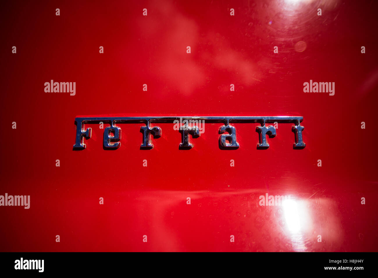 Red ferrari badge hi-res stock photography and images - Alamy