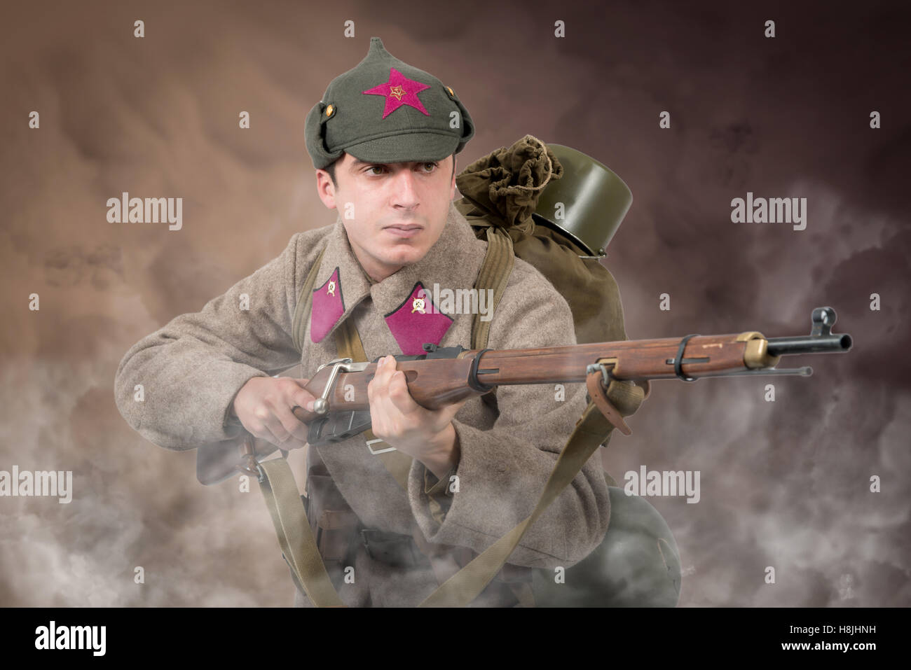 young Soviet soldier ww2 with rifle, attack Stock Photo - Alamy