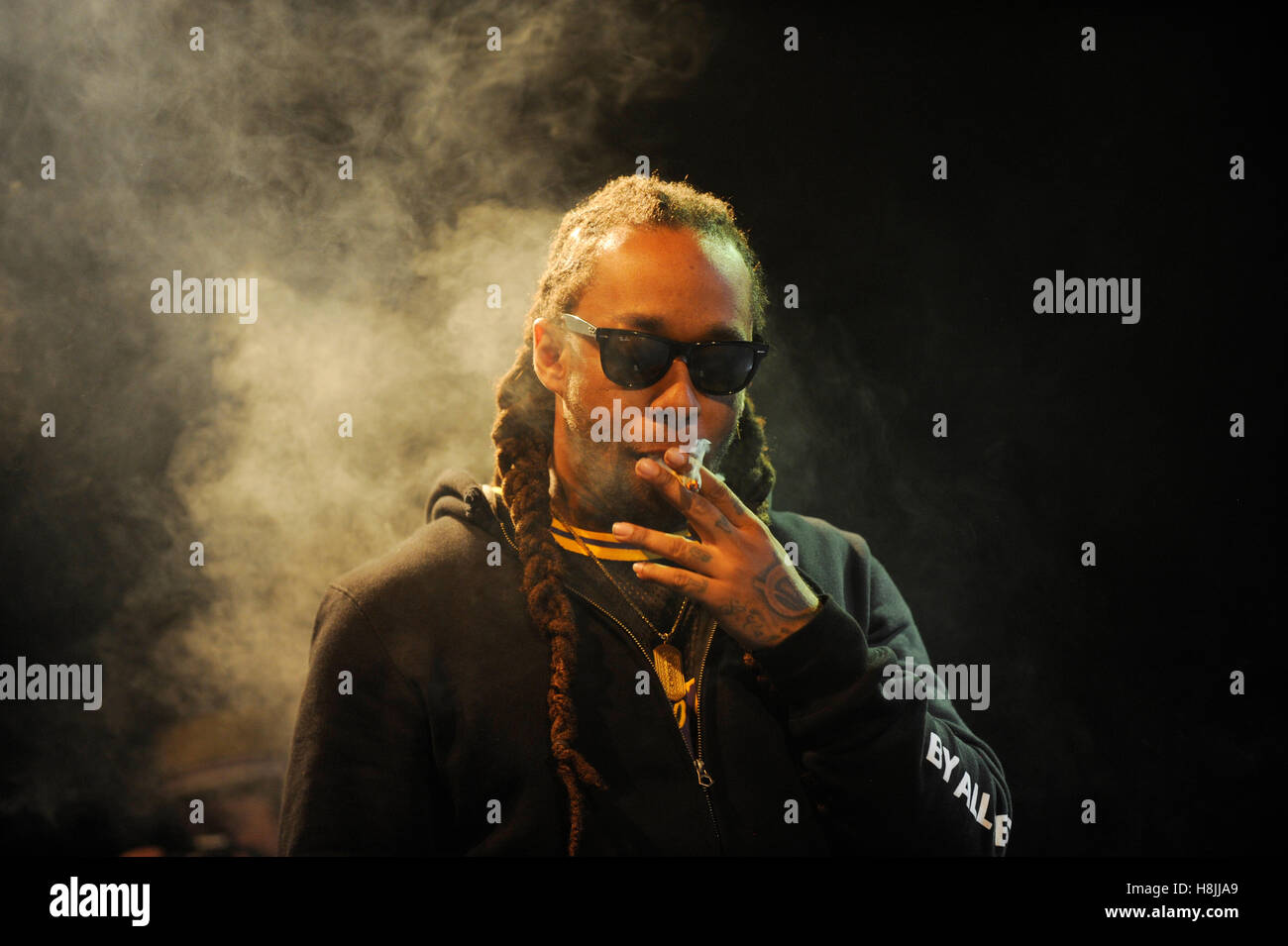 Smoking on stage hi-res stock photography and images - Alamy