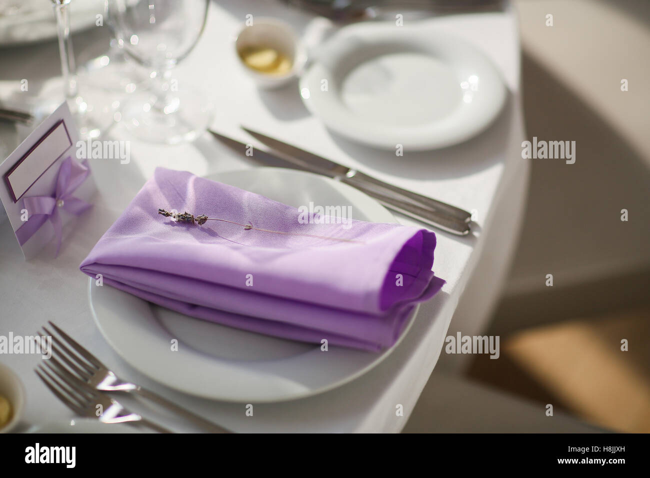 Table setting with lavender flowers, close-up Stock Photo - Alamy