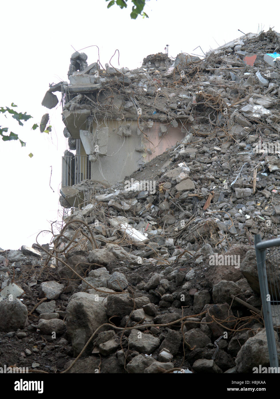 Demolition destruction tower block hi-res stock photography and images ...