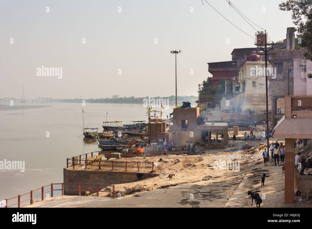 Bodies burn at Varanasi's Harishchandra Ghat, one of two cremation ...
