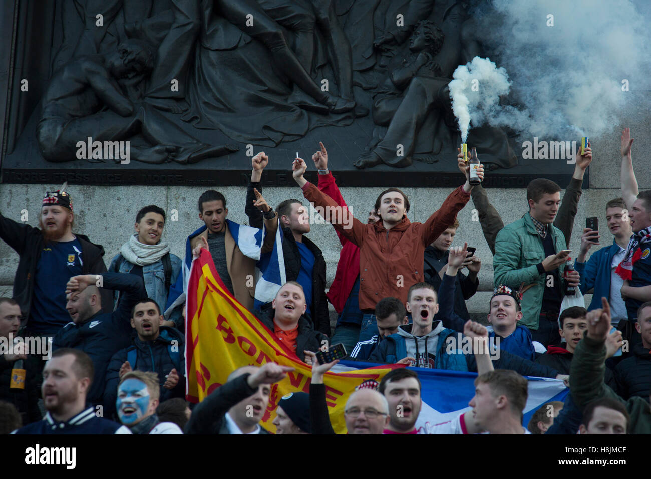 World cup fans singing hi-res stock photography and images - Alamy