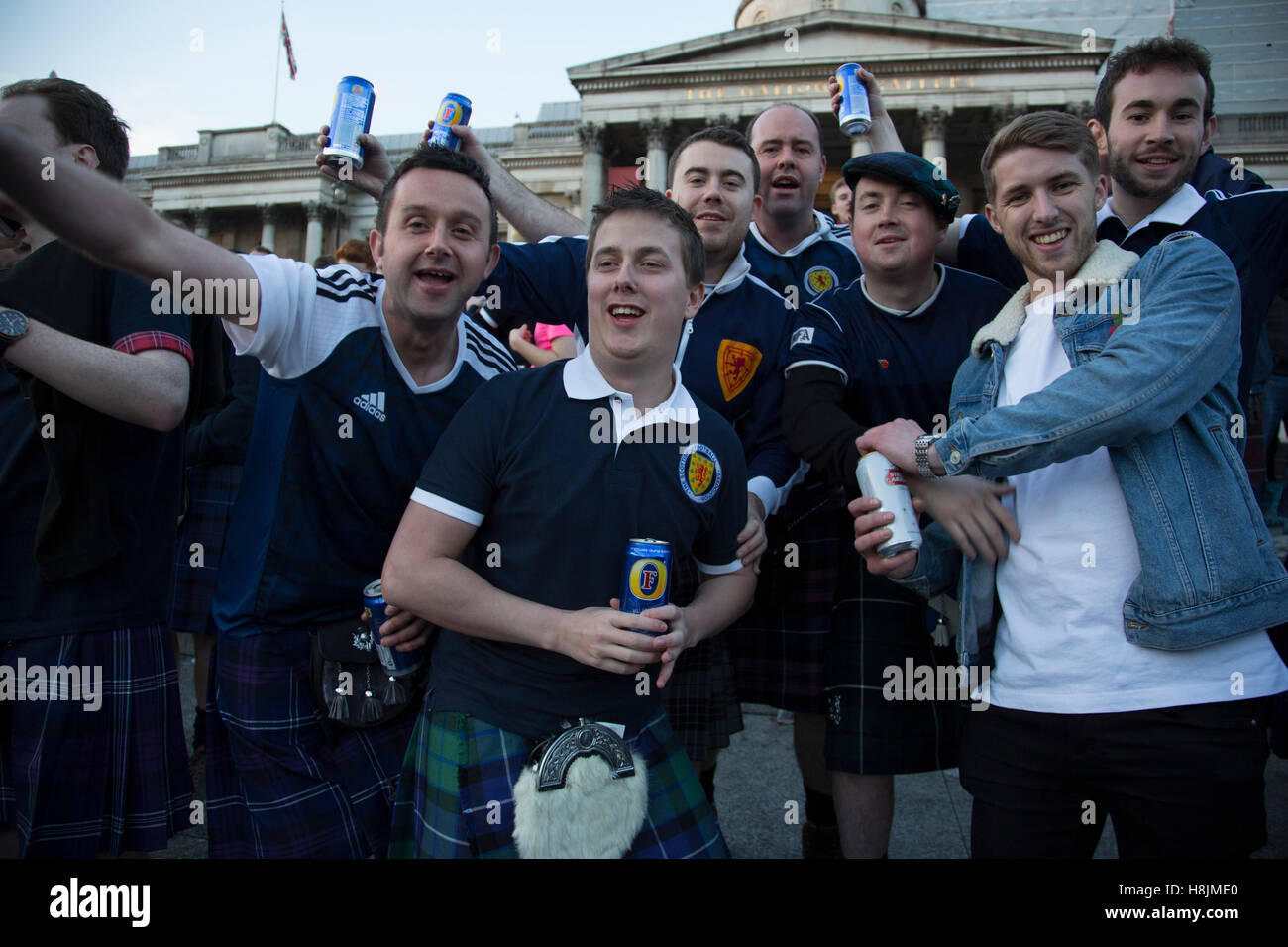 World cup fans singing hi-res stock photography and images - Alamy
