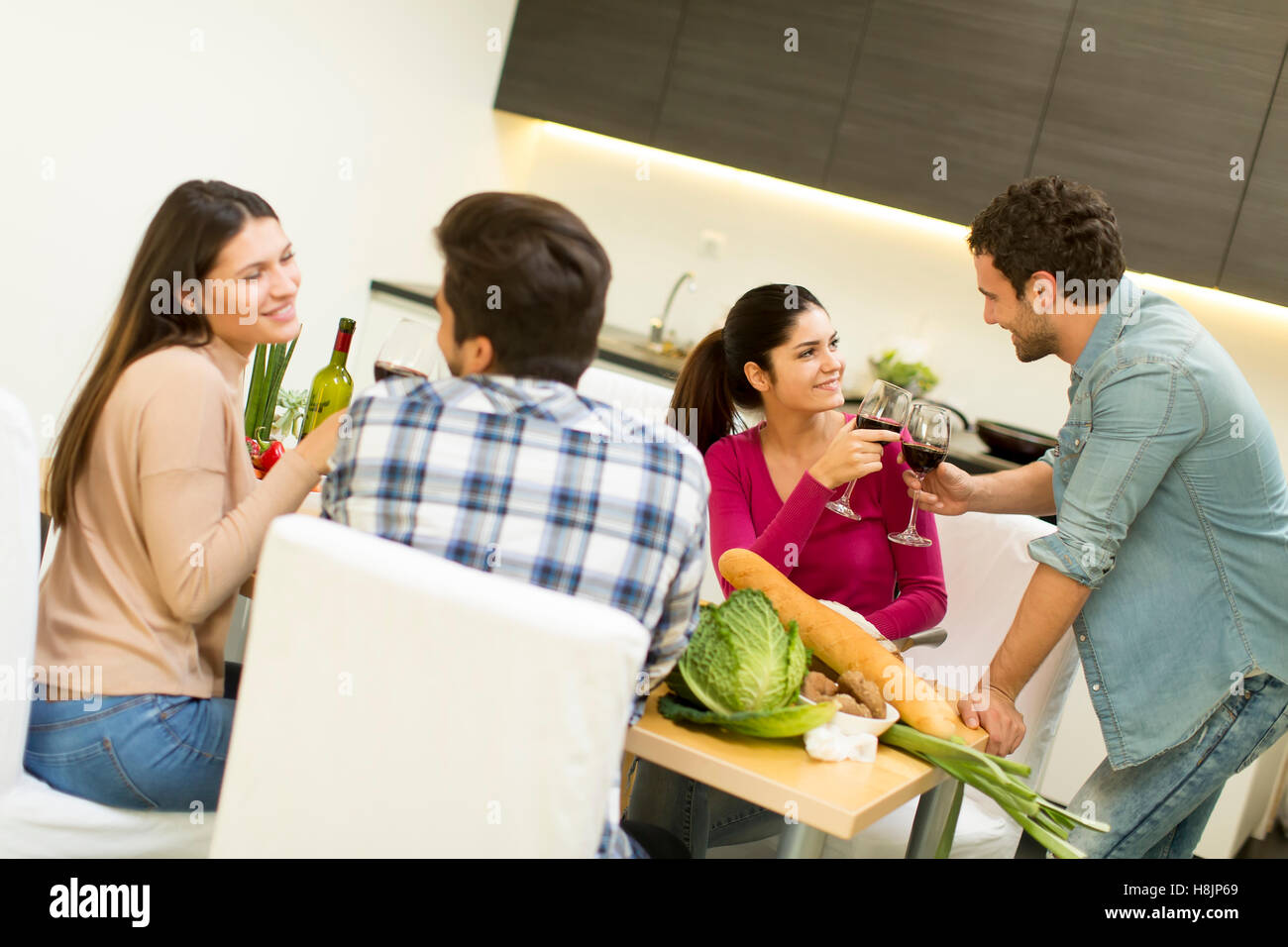 People sitting dining table hi-res stock photography and images - Alamy