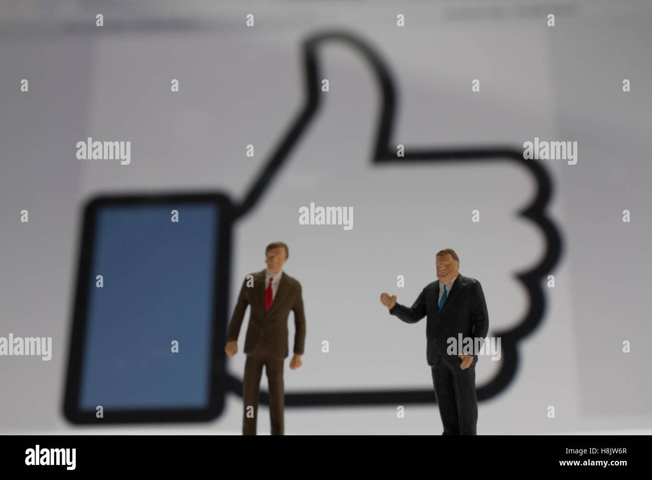 Facebook logo and people hi-res stock photography and images - Alamy