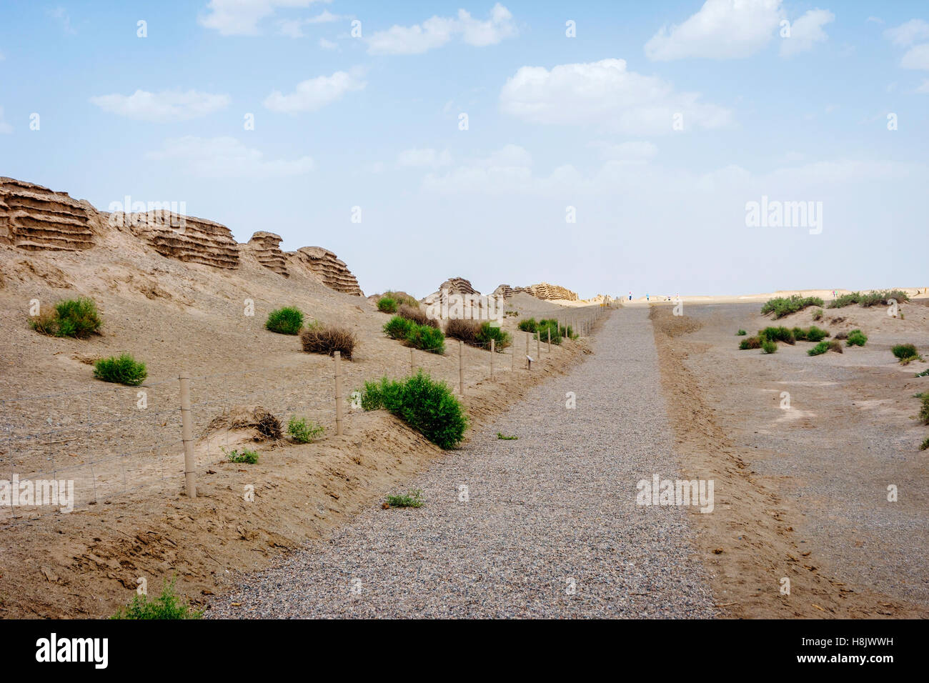 Chinese great wall in Gobi desert, Dunhuang, China Stock Photo - Alamy