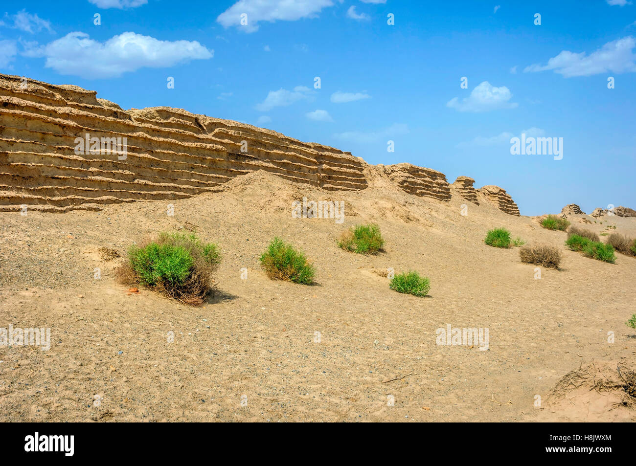 Chinese great wall in Gobi desert, Dunhuang, China Stock Photo - Alamy