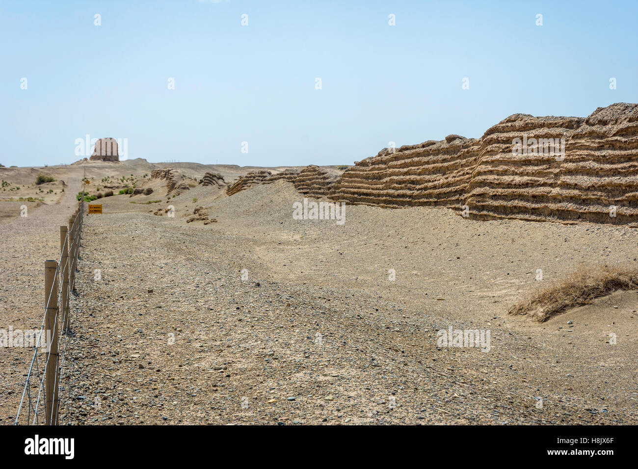Chinese great wall in Gobi desert, Dunhuang, China Stock Photo - Alamy