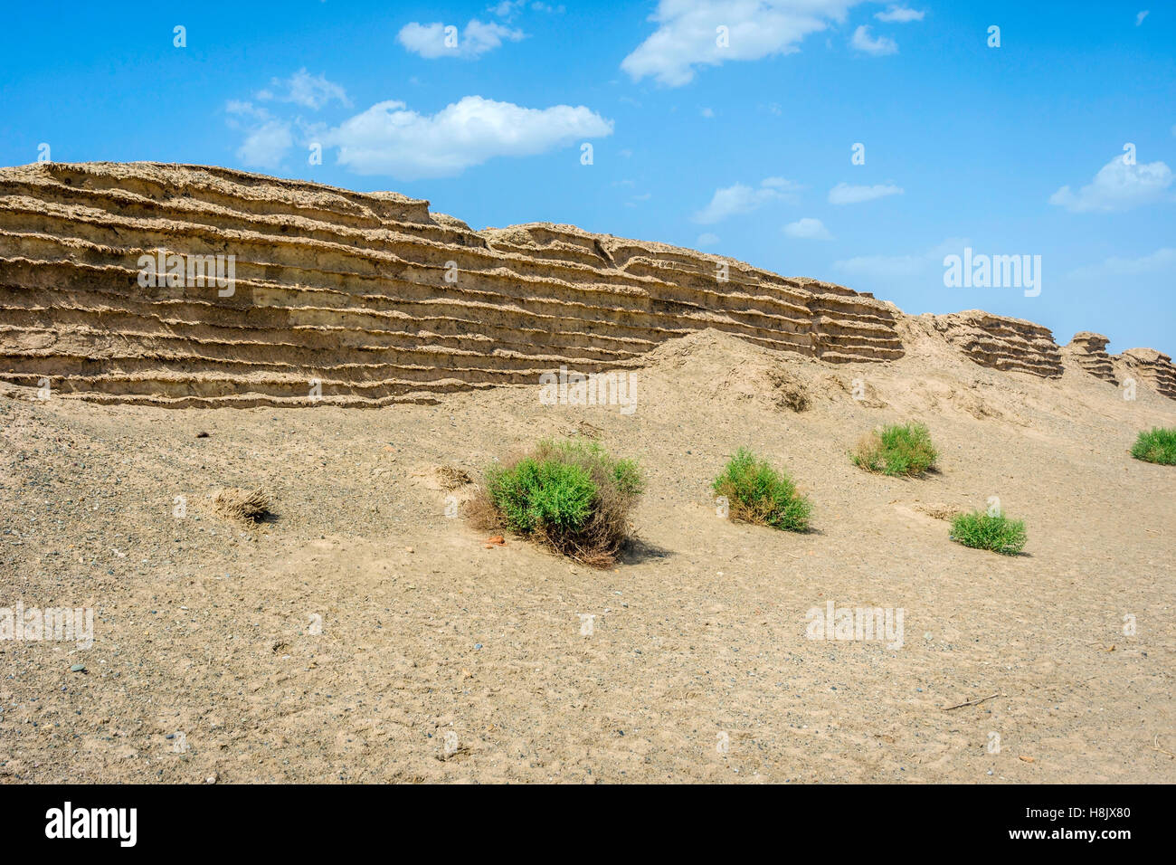 Chinese great wall in Gobi desert, Dunhuang, China Stock Photo - Alamy