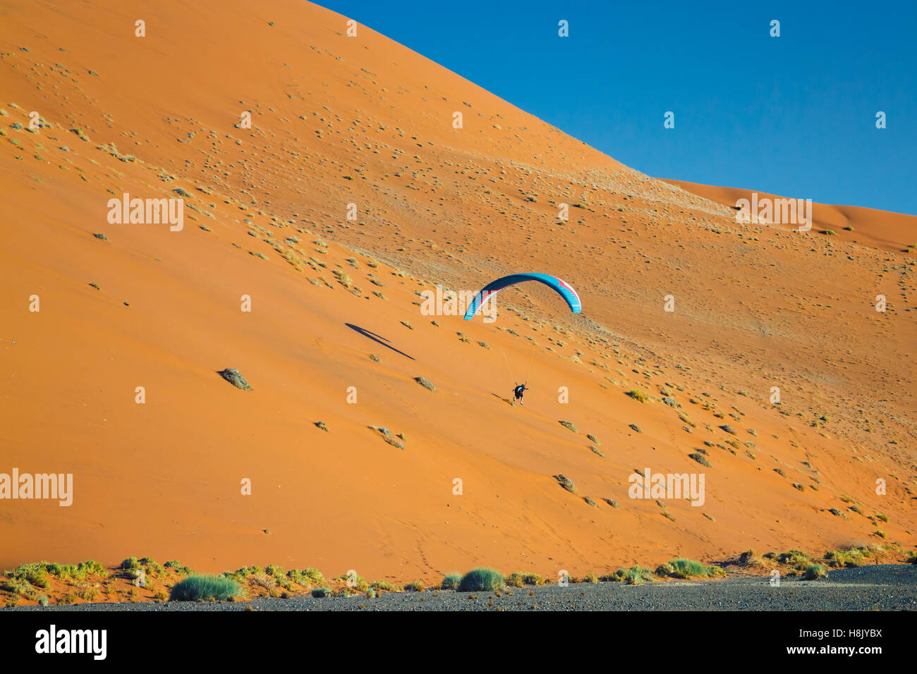 Kite surfing on the highest dunes in Namibia Stock Photo - Alamy