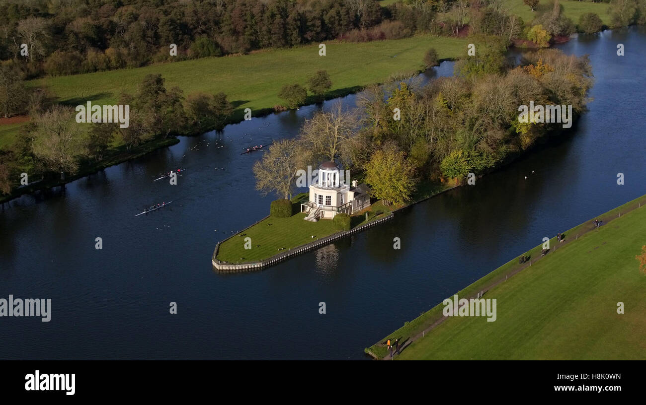 Rowers pass Temple Island near Henley-on-Thames Stock Photo - Alamy