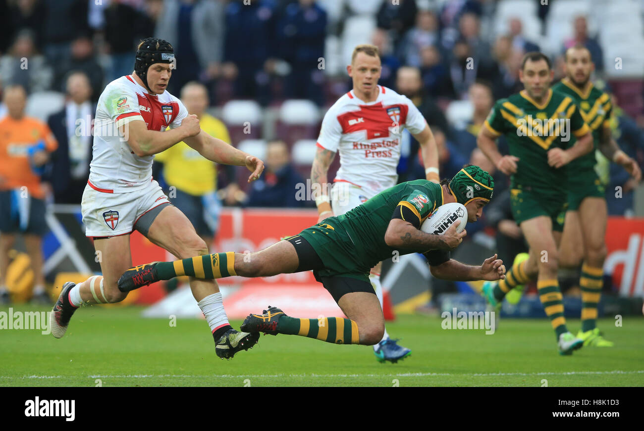 England's Jonny Lomax (left) challenges Australia's Jonathan Thurston ...