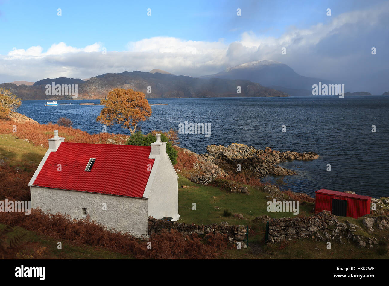 White cottage red roof hi-res stock photography and images - Alamy