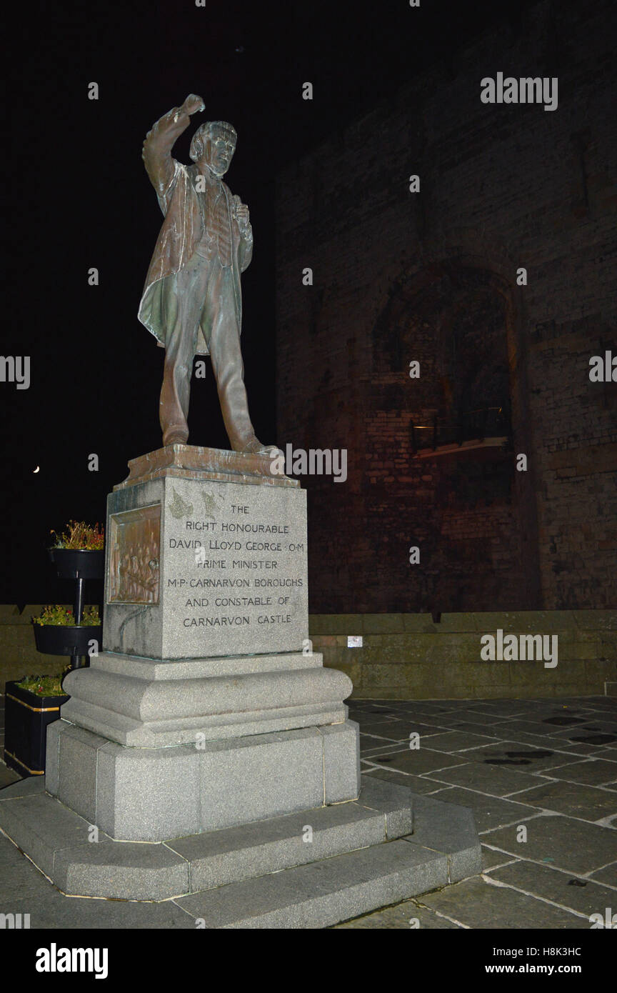 Statue of Welsh prime minister David Lloyd George in Caernarfon Stock ...