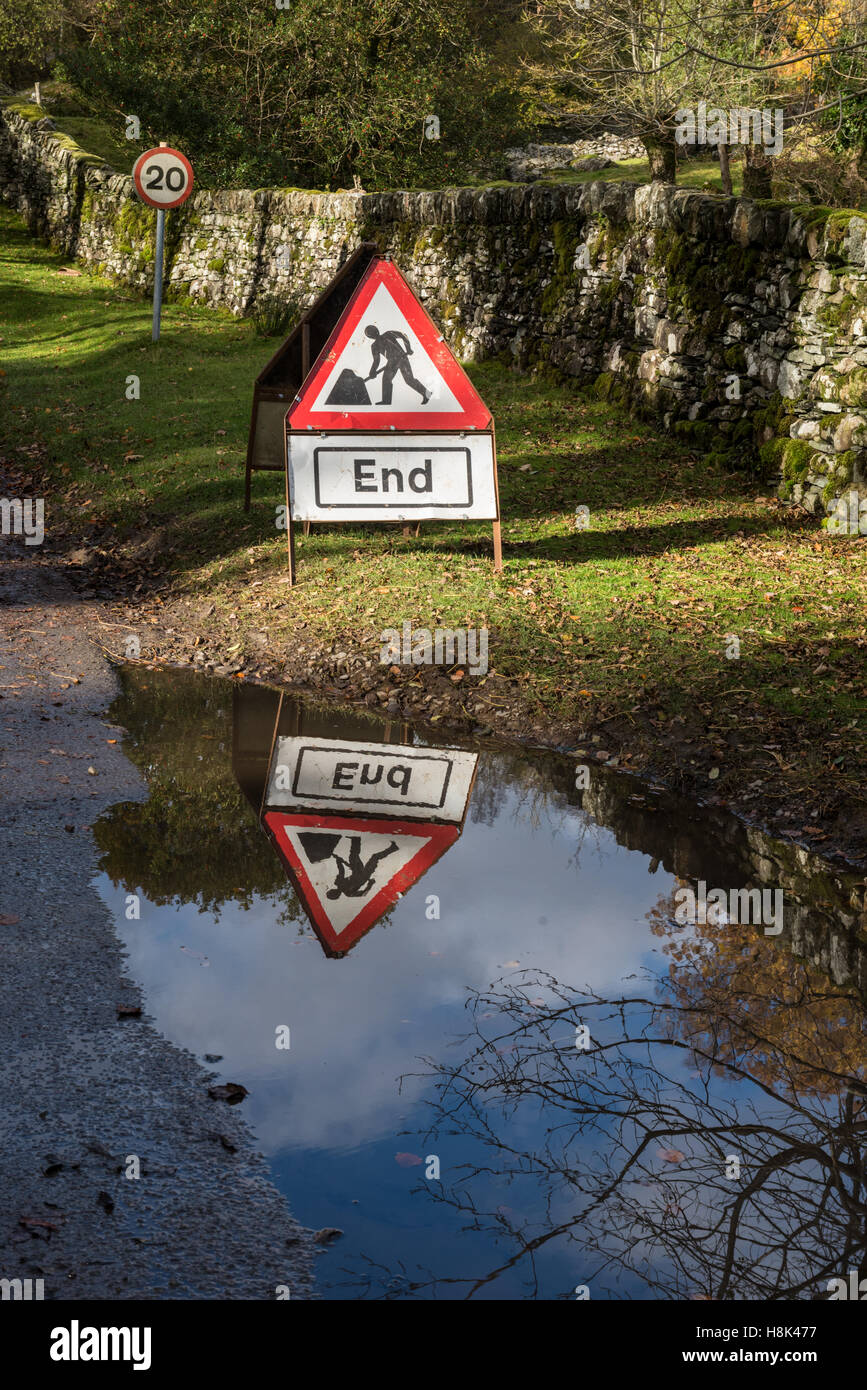 Men working road sign hi-res stock photography and images - Alamy