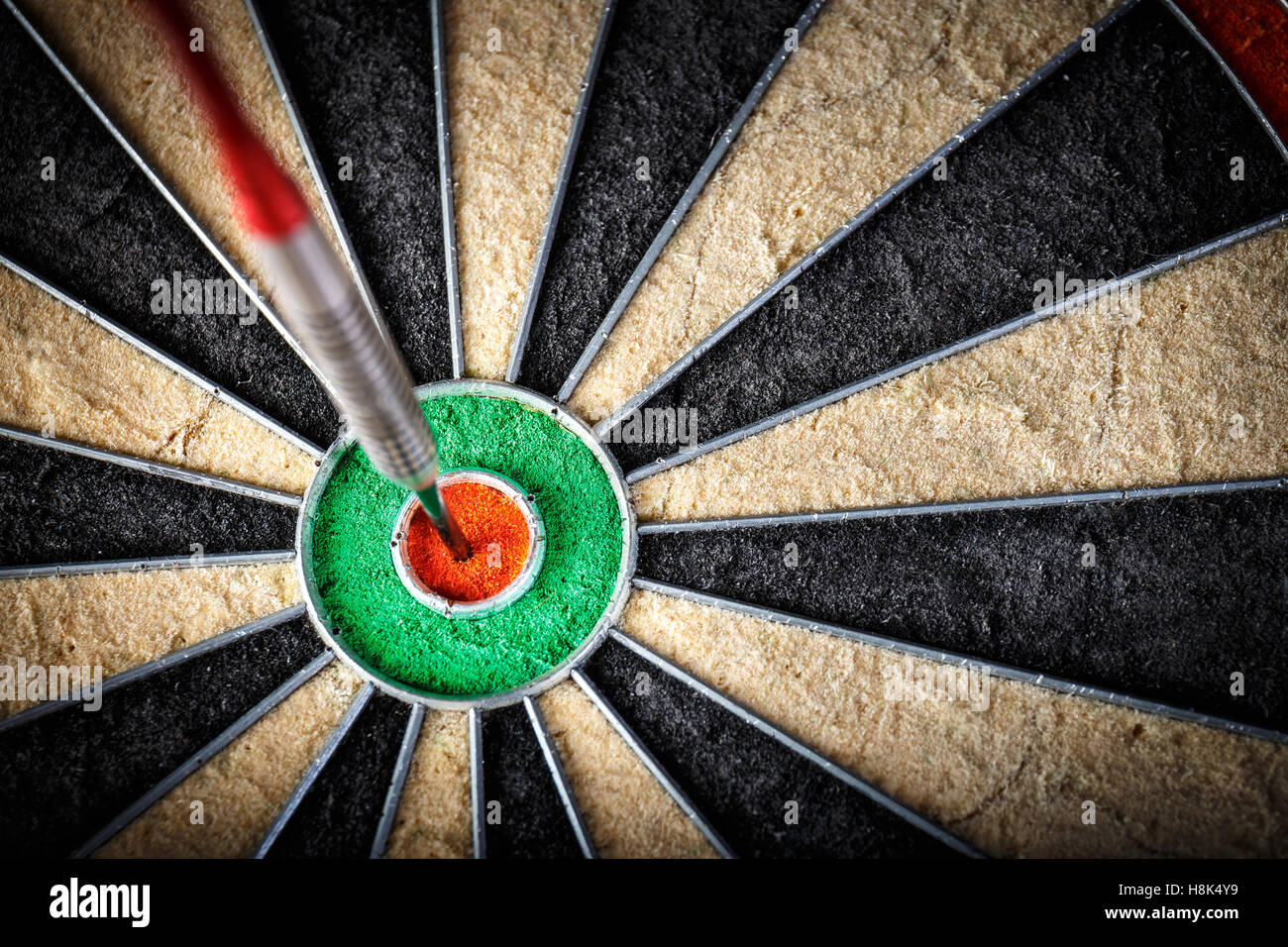 the darts in bull's eye, close up Stock Photo - Alamy