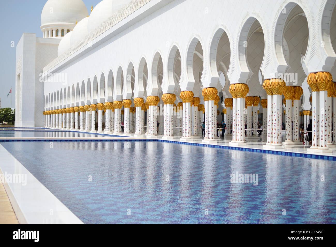 Pool at Abu Dhabi grand mosque Stock Photo - Alamy
