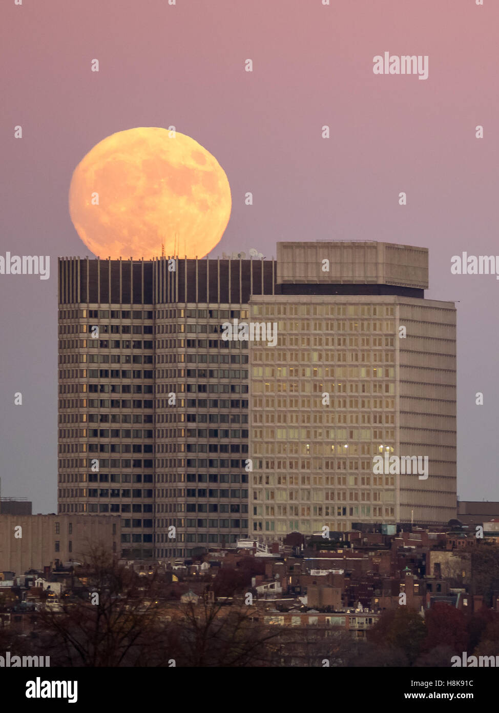 Supermoon moonrise hi-res stock photography and images - Alamy