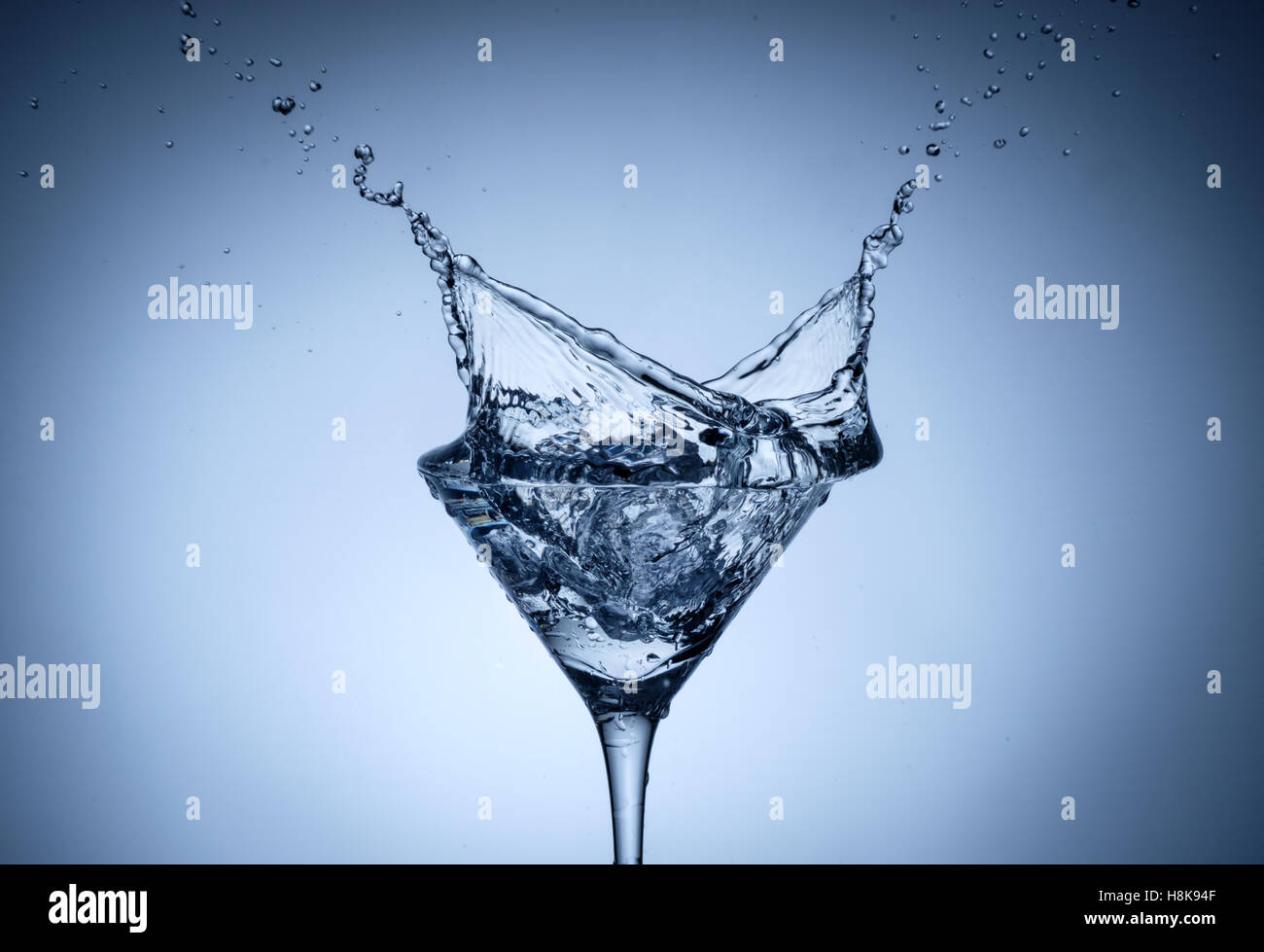 Water splash in glass with ice cubes Stock Photo - Alamy