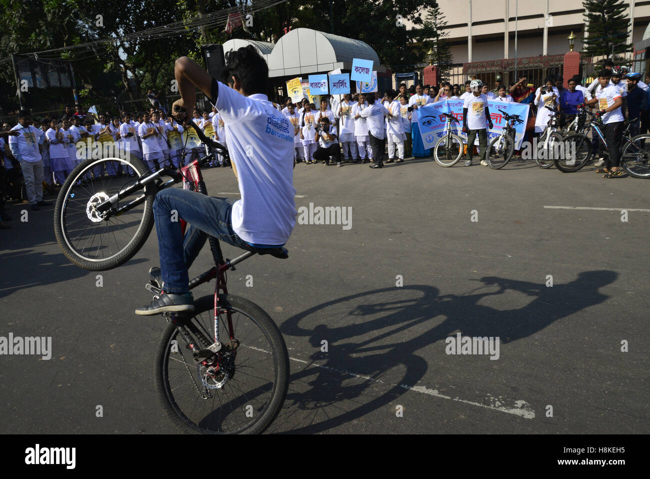 Dhaka, Bangladesh. 14th Nov, 2016. A Bangladeshi Cycle Rider parforms ...