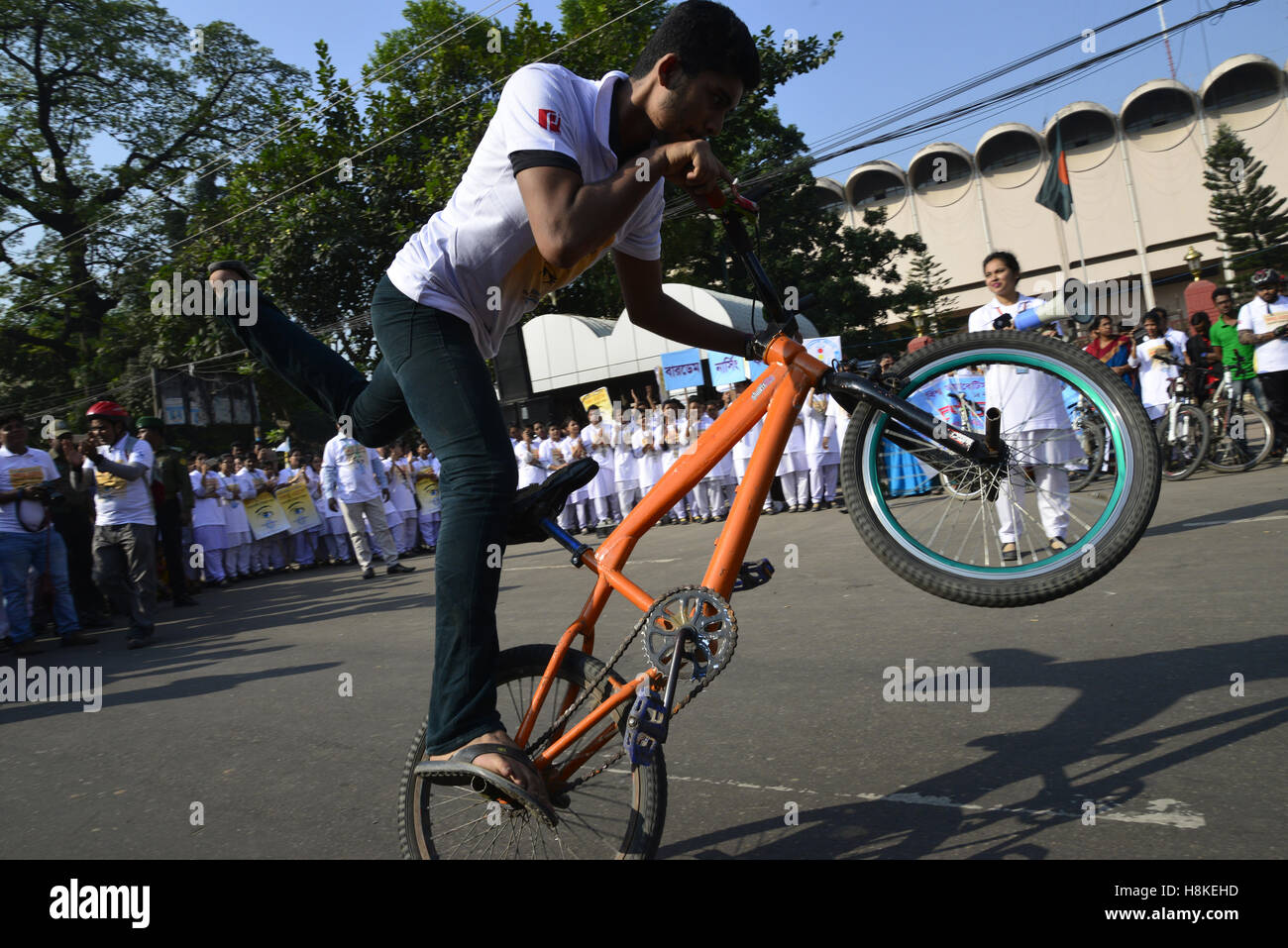 Dhaka, Bangladesh. 14th Nov, 2016. A Bangladeshi Cycle Rider parforms ...