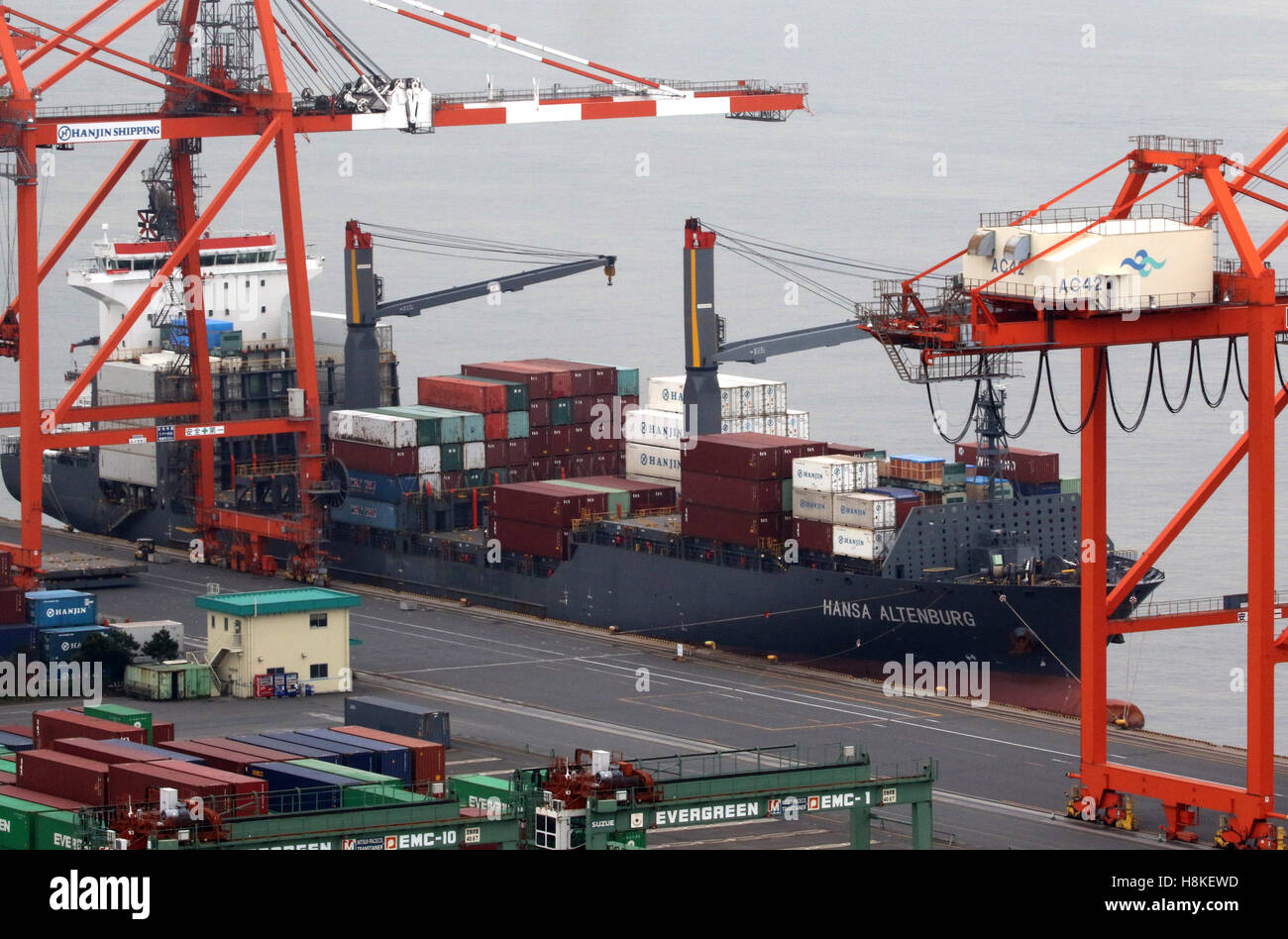 Tokyo, Japan. 14th Nov, 2016. An international freighter loads and ...